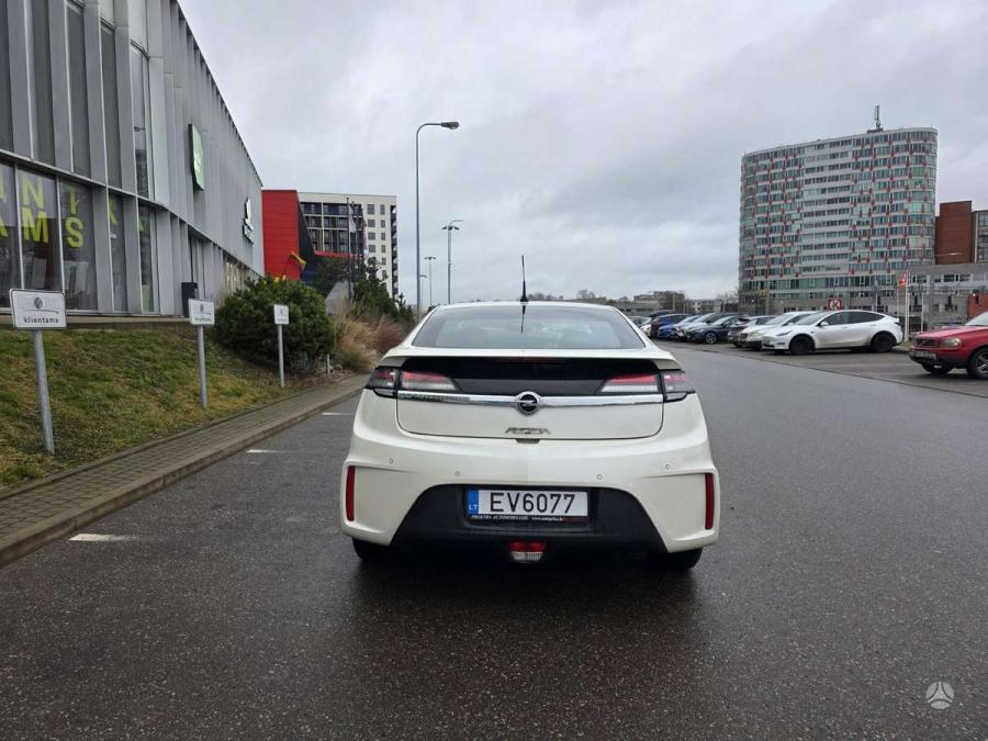 White Opel Ampera 2013 in Vilnius, with an engine capacity of 1.40 L and mileage of 199 thousand km for 6300 €, photo 3 on AUTOMOTO.COM.LV
