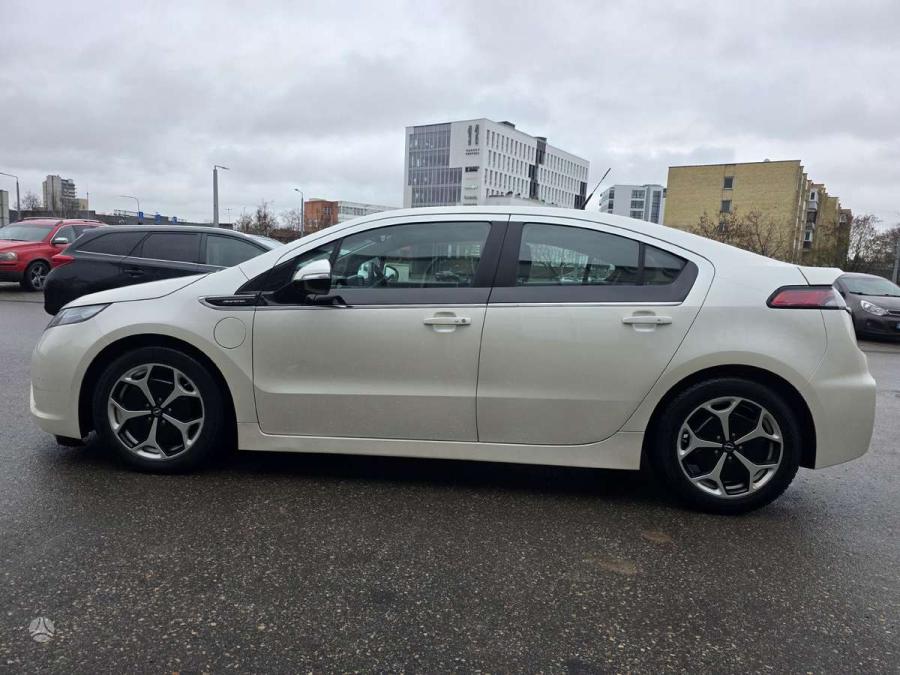 White Opel Ampera 2013 in Vilnius, with an engine capacity of 1.40 L and mileage of 199 thousand km for 6300 €, photo 4 on AUTOMOTO.COM.LV