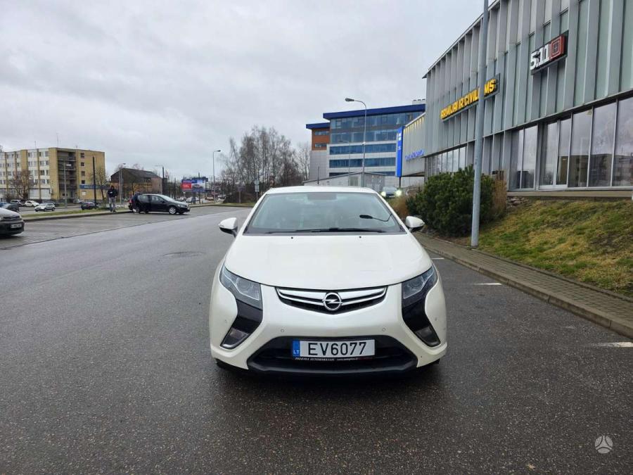 White Opel Ampera 2013 in Vilnius, with an engine capacity of 1.40 L and mileage of 199 thousand km for 6300 €, photo 8 on AUTOMOTO.COM.LV