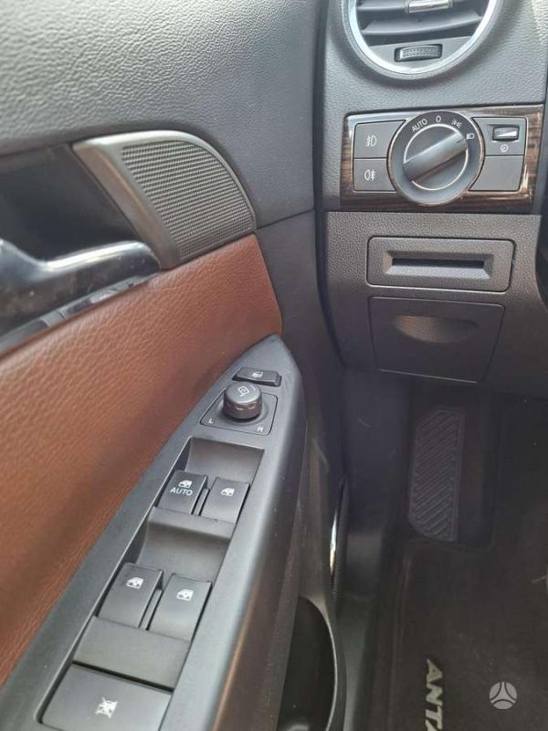 Black Opel Antara 2007 in Ukmerge, with an engine capacity of 3.20 L and mileage of 194 thousand km for 4250 €, photo 9 on AUTOMOTO.COM.LV