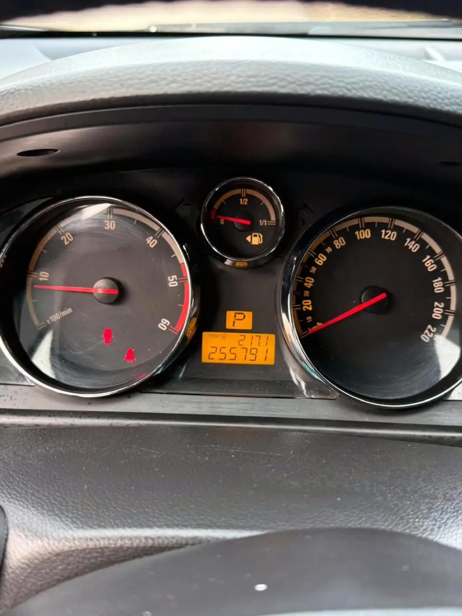Black Opel Antara 2008 in Riga, with an engine capacity of 2.00 L and mileage of 255 thousand km for 3200 €, photo 16 on AUTOMOTO.COM.LV