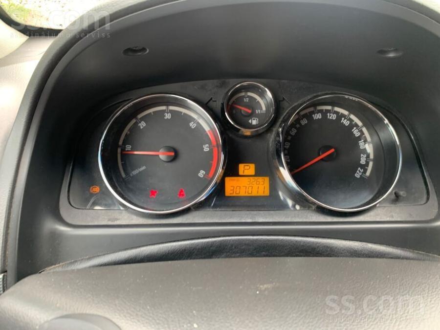 Black Opel Antara 2008 in Riga, with an engine capacity of 2.00 L and mileage of 307 thousand km for 800 €, photo 13 on AUTOMOTO.COM.LV