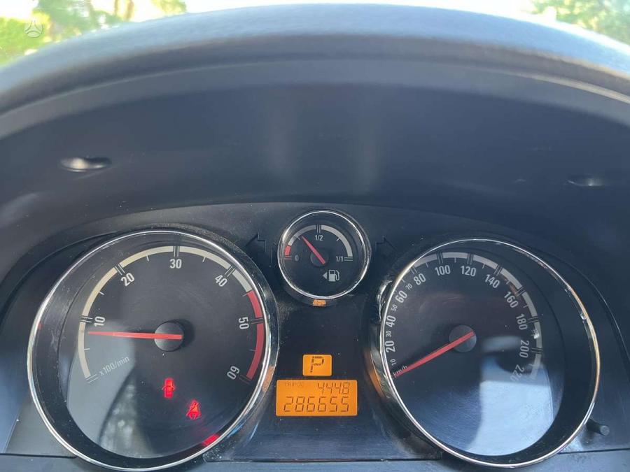 Black Opel Antara 2008 in Vilnius, with an engine capacity of 1.99 L and mileage of 286 thousand km for 2850 €, photo 33 on AUTOMOTO.COM.LV