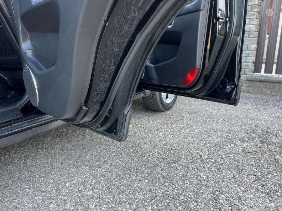 Black Opel Antara 2008 in Vilnius, with an engine capacity of 1.99 L and mileage of 286 thousand km for 2850 €, photo 9 on AUTOMOTO.COM.LV
