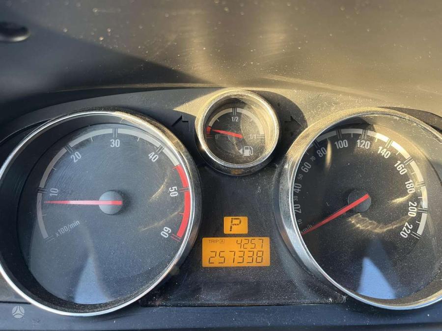Black Opel Antara 2008 in Kaunas, with an engine capacity of 1.99 L and mileage of 257 thousand km for 3400 €, photo 17 on AUTOMOTO.COM.LV