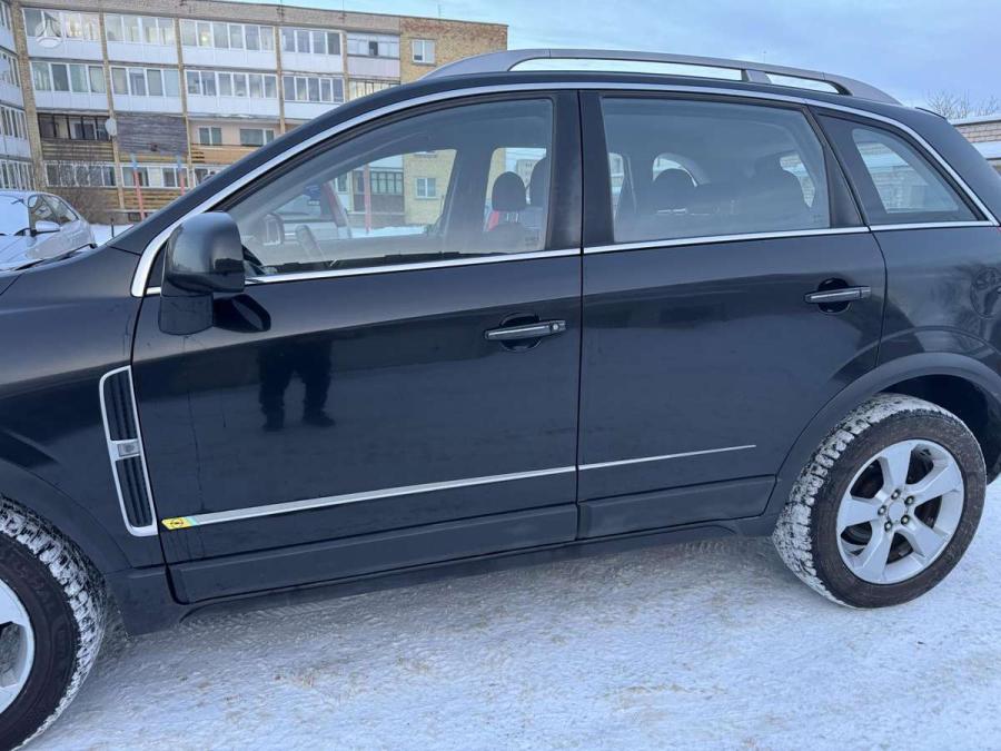 Black Opel Antara 2009 in Ukmerge, with an engine capacity of 1.99 L and mileage of 381 thousand km for 2650 €, photo 4 on AUTOMOTO.COM.LV