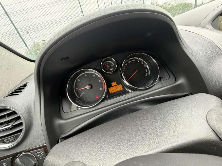 Black Opel Antara 2010 in Siauliai, with an engine capacity of 1.99 L and mileage of 250 thousand km for 3100 €, photo 12 on AUTOMOTO.COM.LV