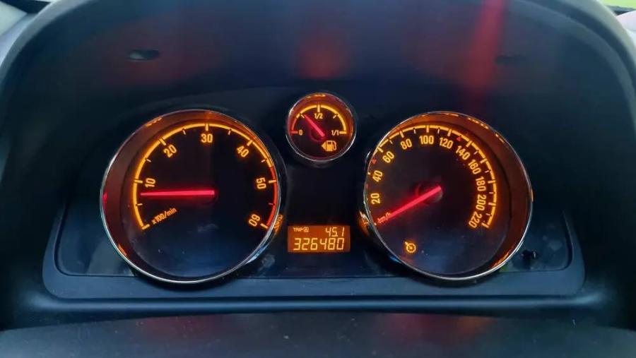Black Opel Antara 2011 in Cesis, with an engine capacity of 2.20 L and mileage of 327 thousand km for 3950 €, photo 33 on AUTOMOTO.COM.LV