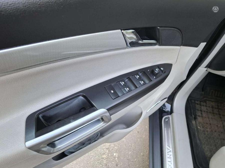 Black Opel Antara 2012 in Vievis, with an engine capacity of 2.23 L and mileage of 169 thousand km for 5400 €, photo 7 on AUTOMOTO.COM.LV