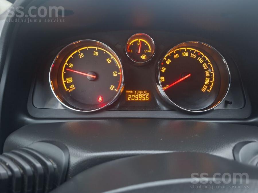 Black Opel Antara 2013 in Daugavpils, with an engine capacity of 2.20 L and mileage of 210 thousand km for 5350 €, photo 11 on AUTOMOTO.COM.LV