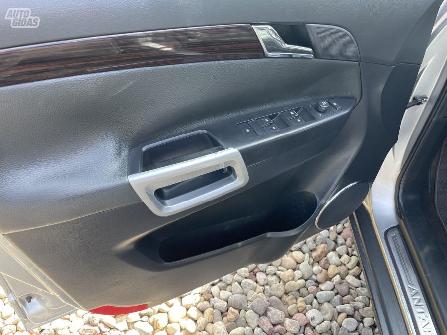 Opel Antara 2009 in Marijampole, with an engine capacity of 2.00 L and mileage of 400 thousand km for 1800 €, photo 8 on AUTOMOTO.COM.LV