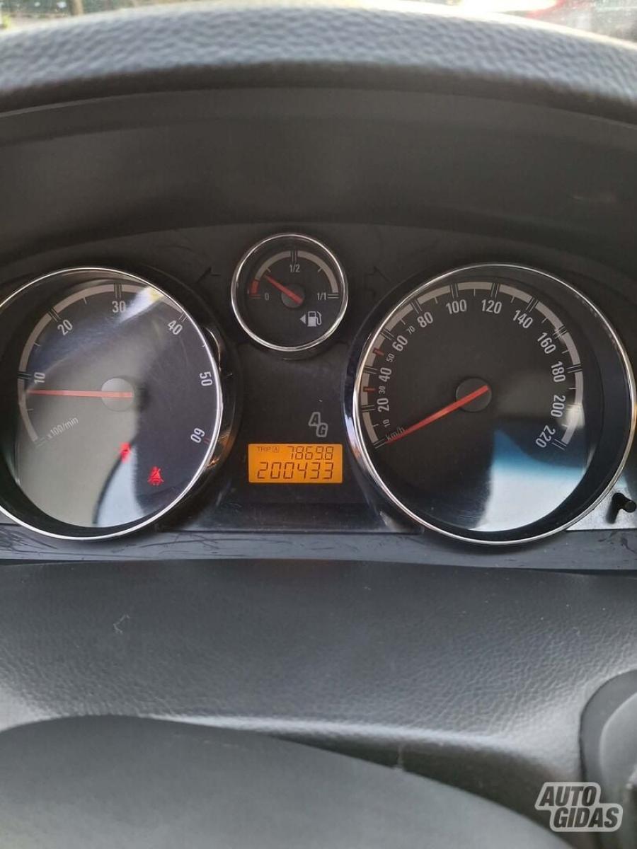 Grey Opel Antara 2010 in Klaipeda, with an engine capacity of 2.00 L and mileage of 200 thousand km for 4100 €, photo 15 on AUTOMOTO.COM.LV