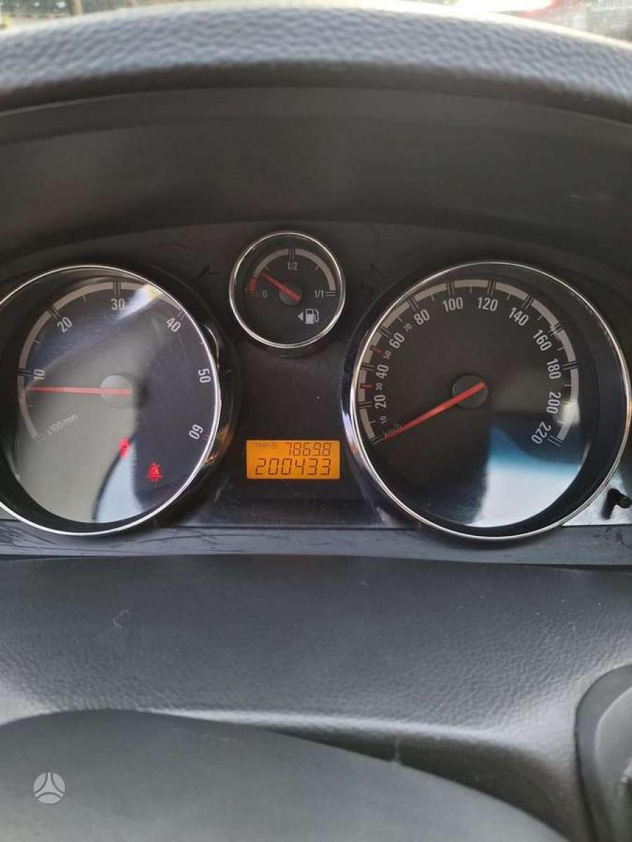 Grey Opel Antara 2010 in Klaipeda, with an engine capacity of 1.99 L and mileage of 200 thousand km for 3700 €, photo 15 on AUTOMOTO.COM.LV