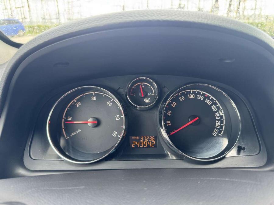 Grey Opel Antara 2011 in Siauliai, with an engine capacity of 2.23 L and mileage of 243 thousand km for 4450 €, photo 12 on AUTOMOTO.COM.LV