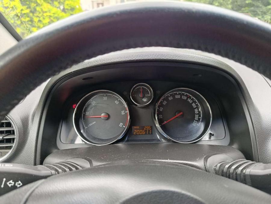 Grey Opel Antara 2012 in Siauliai, with an engine capacity of 2.23 L and mileage of 201 thousand km for 5400 €, photo 10 on AUTOMOTO.COM.LV