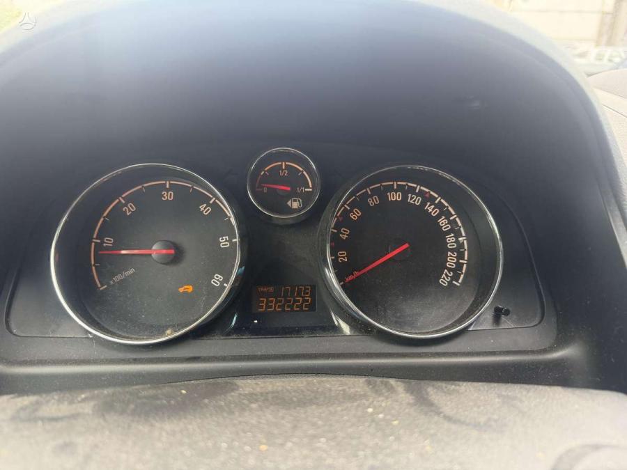Grey Opel Antara 2012 in Panevezys, with an engine capacity of 2.23 L and mileage of 332 thousand km for 4250 €, photo 13 on AUTOMOTO.COM.LV