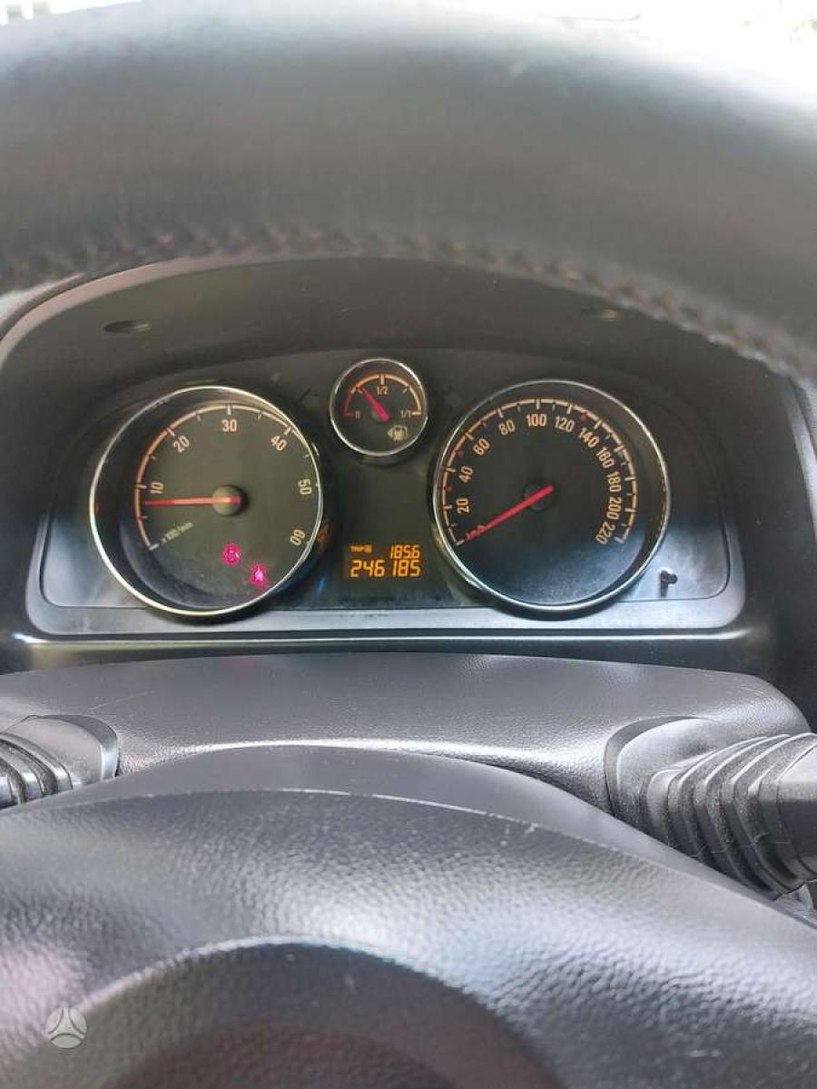 Grey Opel Antara 2012 in Vilnius, with an engine capacity of 2.23 L and mileage of 247 thousand km for 4500 €, photo 6 on AUTOMOTO.COM.LV