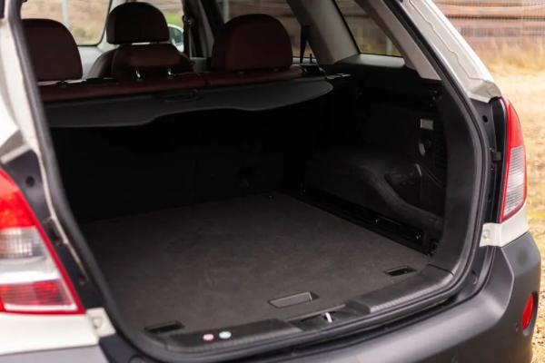 White Opel Antara 2011 in Riga, with an engine capacity of 2.20 L and mileage of 158 thousand km for 7295 €, photo 6 on AUTOMOTO.COM.LV