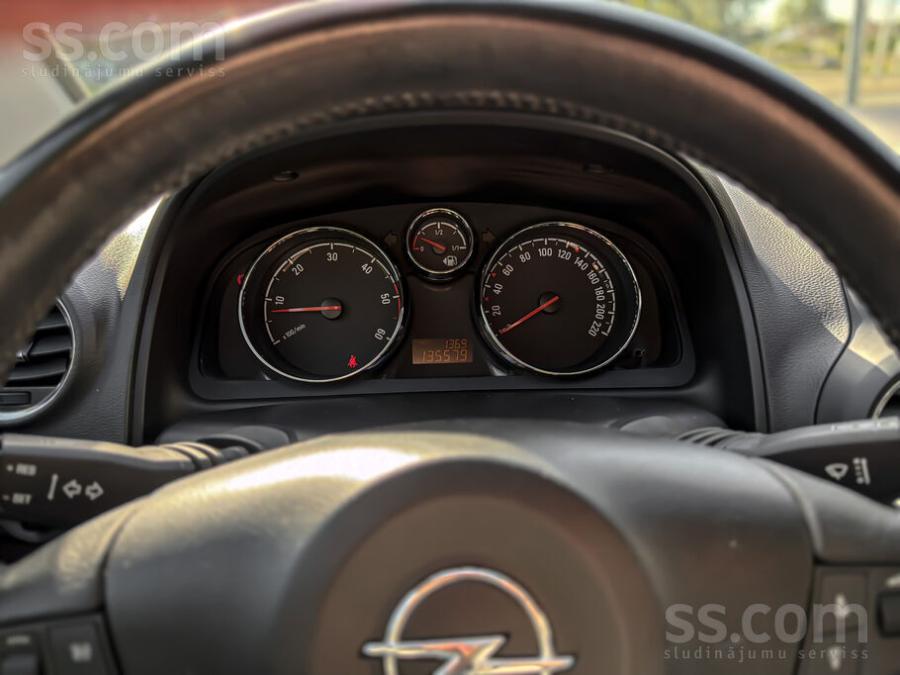 White Opel Antara 2011 in Jelgava, with an engine capacity of 2.20 L and mileage of 136 thousand km for 5700 €, photo 21 on AUTOMOTO.COM.LV