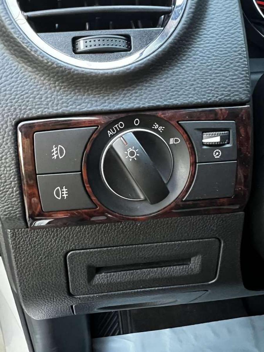 White Opel Antara 2013 in Druskininkai, with an engine capacity of 2.23 L and mileage of 248 thousand km for 5890 €, photo 28 on AUTOMOTO.COM.LV