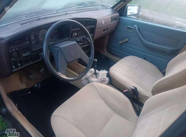Brūns Opel Ascona 1984 Kelmė, ar dzinēja tilpumu 1.60 L un nobraukumu 13 tūkst. km par 700 €, foto 4 vietnē AUTOMOTO.COM.LV