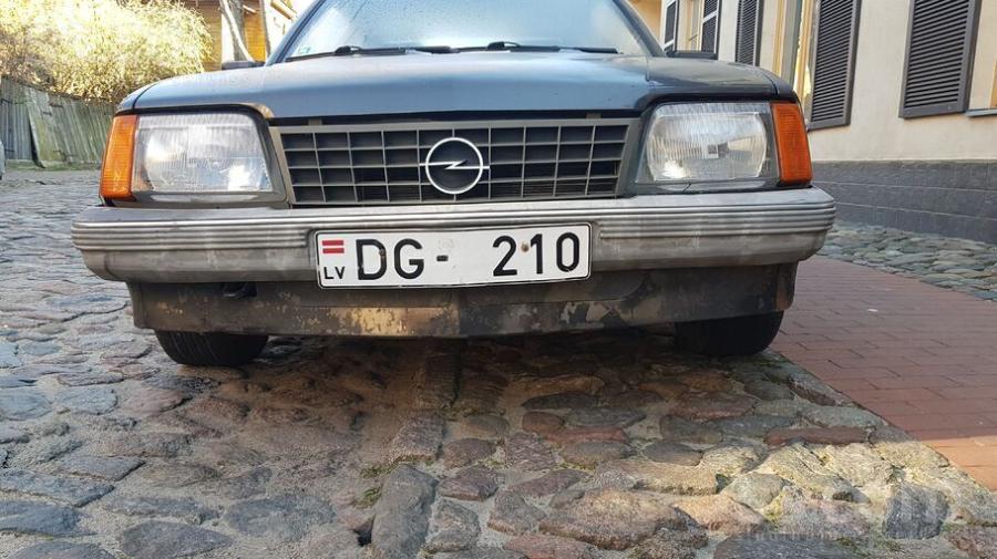 Pelēks Opel Ascona 1985 Liepāja, ar dzinēja tilpumu 1.30 L un nobraukumu 0 tūkst. km par 2600 €, foto 1 vietnē AUTOMOTO.COM.LV