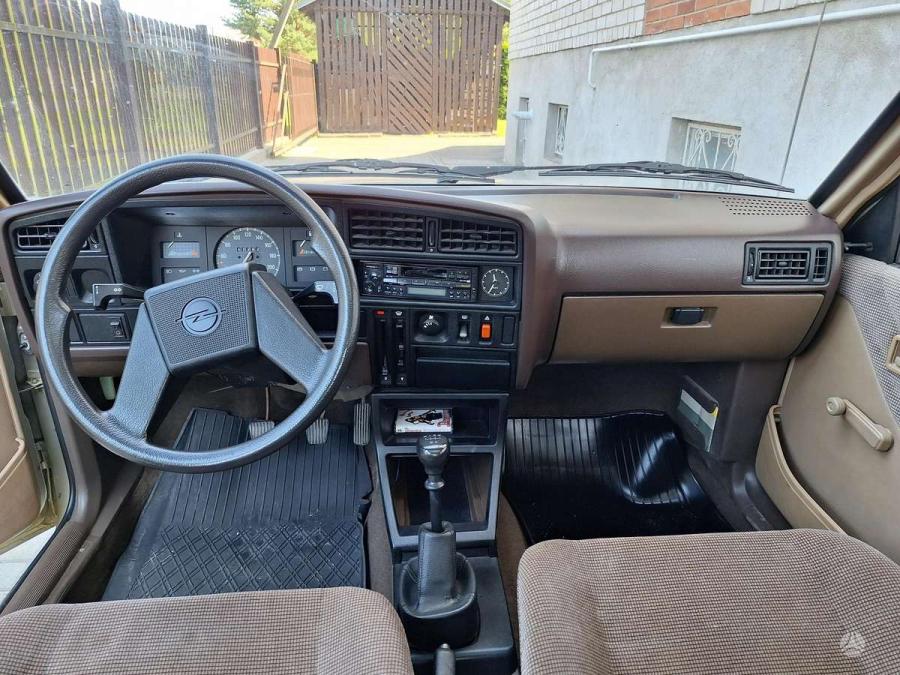 Grey Opel Ascona 1986 in Panevezys, with an engine capacity of 1.80 L and mileage of 117 thousand km for 2000 €, photo 10 on AUTOMOTO.COM.LV