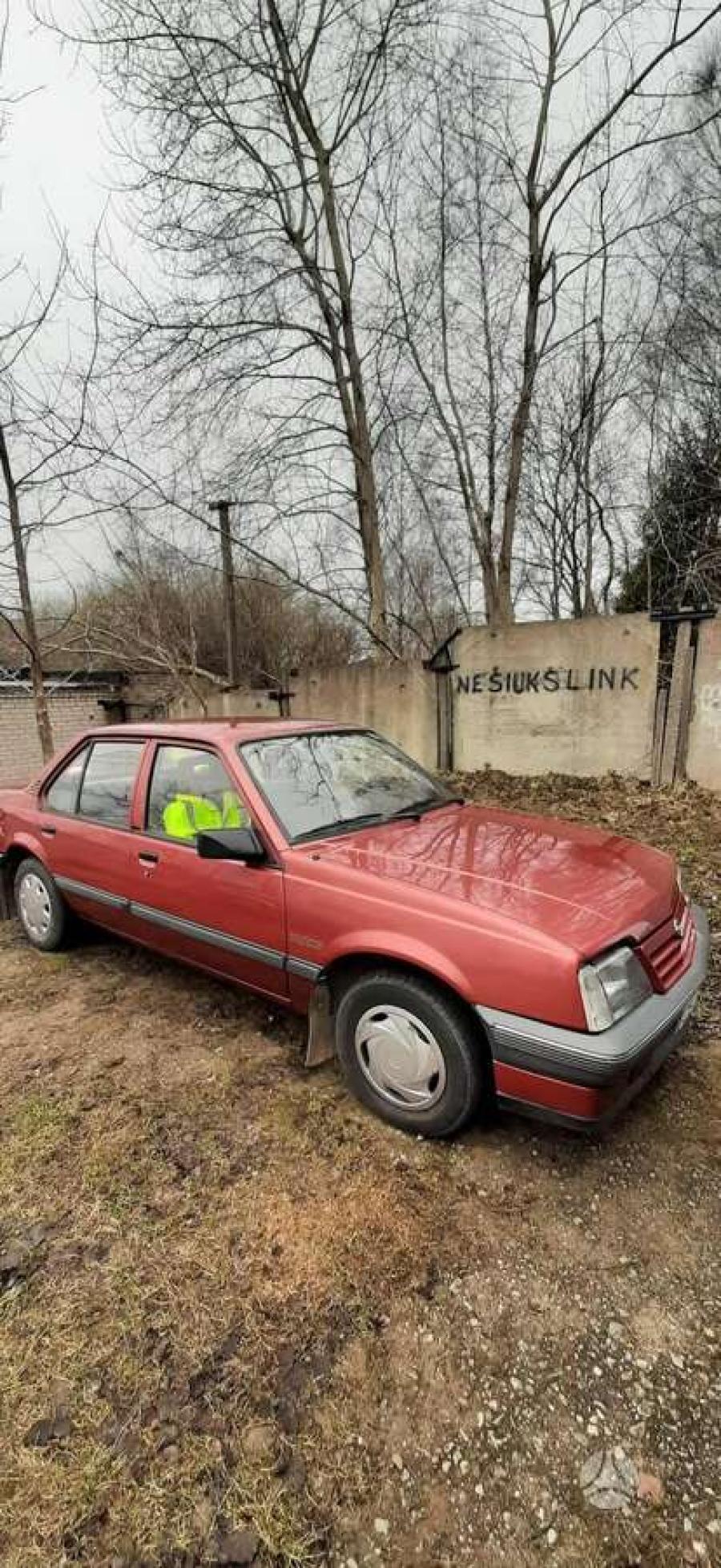Sarkans Opel Ascona 1987 Mažeikiai, ar dzinēja tilpumu 1.80 L un nobraukumu 38 tūkst. km par 3000 €, foto 1 vietnē AUTOMOTO.COM.LV