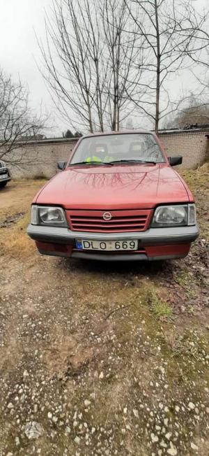 Sarkans Opel Ascona 1987 Mažeikiai, ar dzinēja tilpumu 1.80 L un nobraukumu 38 tūkst. km par 3000 €, foto 4 vietnē AUTOMOTO.COM.LV