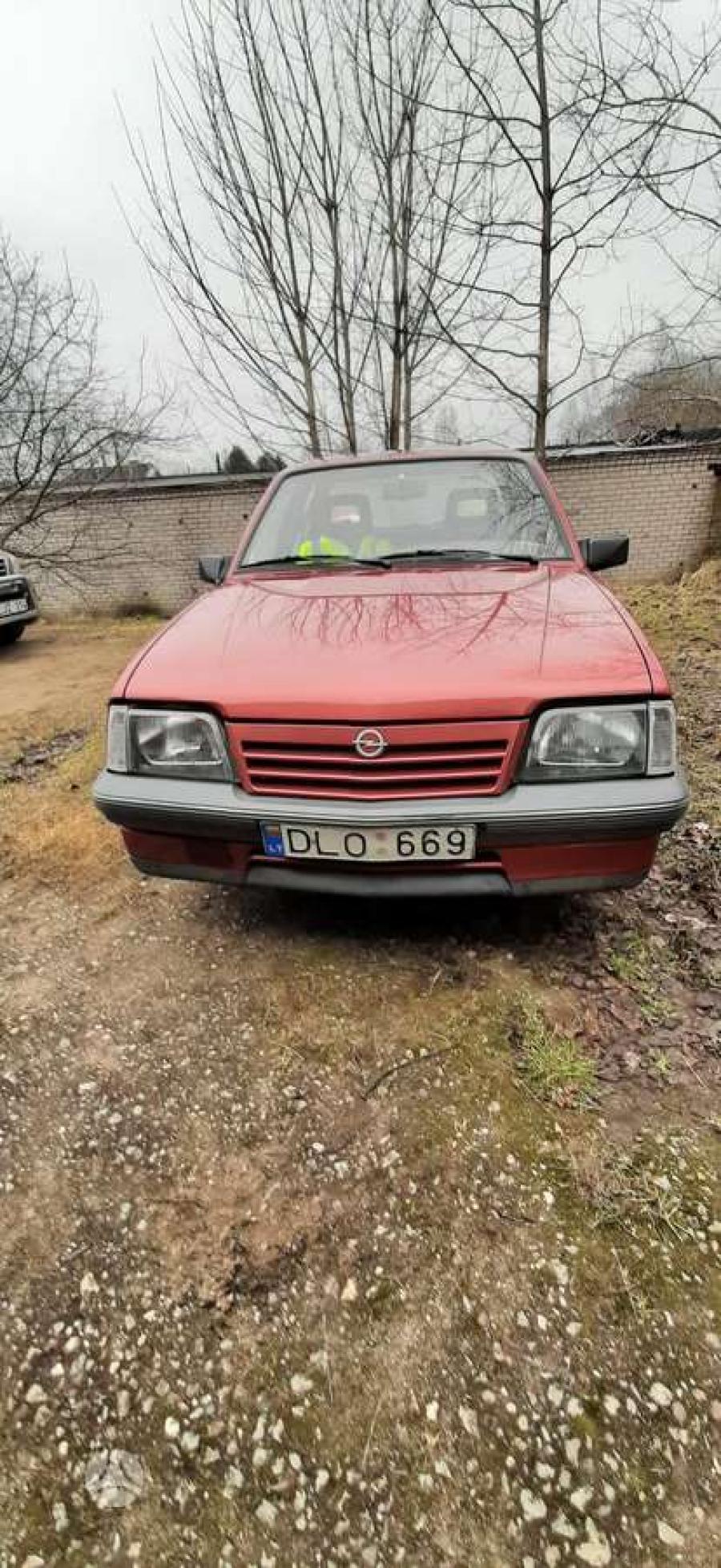 Sarkans Opel Ascona 1987 Mažeikiai, ar dzinēja tilpumu 1.80 L un nobraukumu 38 tūkst. km par 3000 €, foto 4 vietnē AUTOMOTO.COM.LV