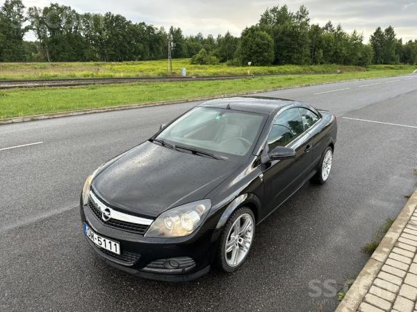 Black Opel Astra 2007 in Rezekne, with an engine capacity of 1.90 L and mileage of 214 thousand km for 2650 €, photo 2 on AUTOMOTO.COM.LV