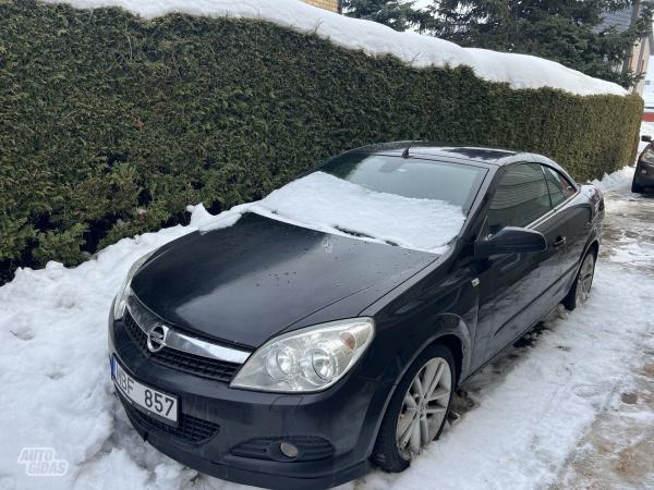 Black Opel Astra 2008 in Siauliai, with an engine capacity of 1.90 L and mileage of 281 thousand km for 750 €, photo 1 on AUTOMOTO.COM.LV