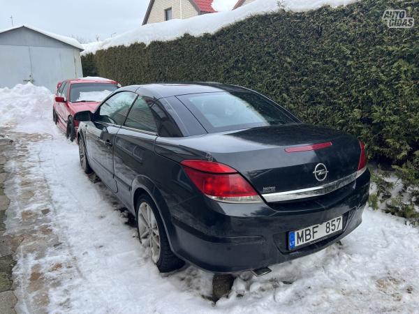 Black Opel Astra 2008 in Siauliai, with an engine capacity of 1.90 L and mileage of 281 thousand km for 750 €, photo 2 on AUTOMOTO.COM.LV