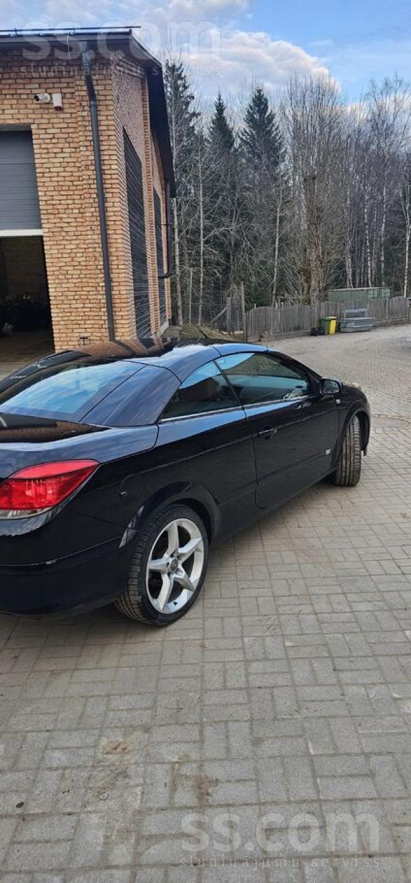 Black Opel Astra 2008 in Riga, with an engine capacity of 1.90 L and mileage of 287 thousand km for 3300 €, photo 3 on AUTOMOTO.COM.LV