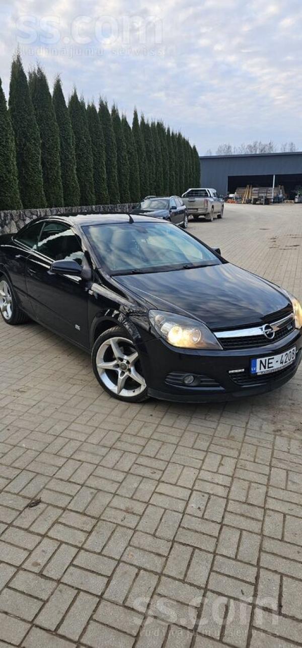 Black Opel Astra 2008 in Riga, with an engine capacity of 1.90 L and mileage of 287 thousand km for 3300 €, photo 4 on AUTOMOTO.COM.LV