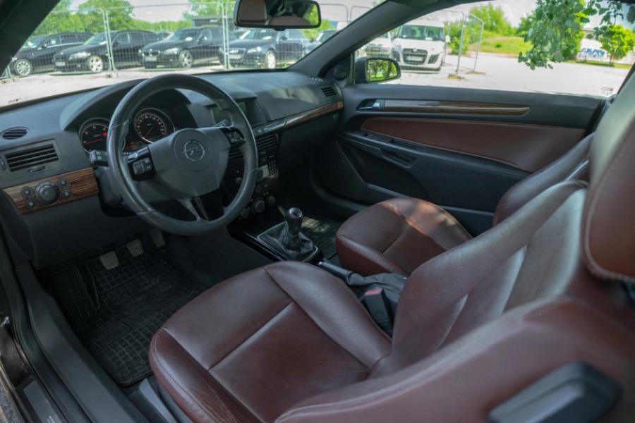 Melns Opel Astra 2008 Rīga, ar dzinēja tilpumu 1.90 L un nobraukumu 202 tūkst. km par 2300 €, foto 12 vietnē AUTOMOTO.COM.LV