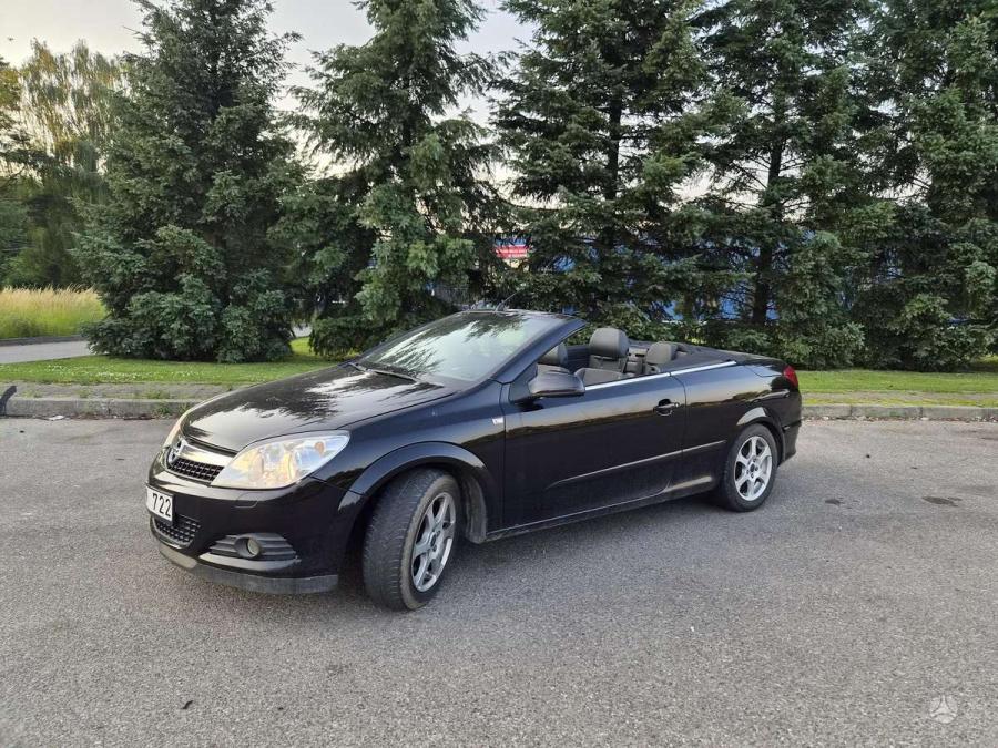 Black Opel Astra 2008 in Kaunas, with an engine capacity of 1.90 L and mileage of 308 thousand km for 1600 €, photo 1 on AUTOMOTO.COM.LV