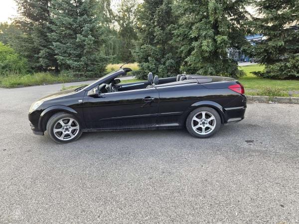 Black Opel Astra 2008 in Kaunas, with an engine capacity of 1.90 L and mileage of 308 thousand km for 1600 €, photo 2 on AUTOMOTO.COM.LV