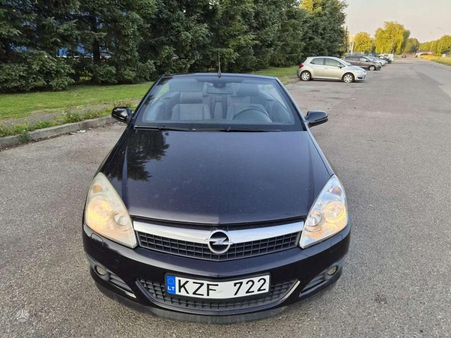 Black Opel Astra 2008 in Kaunas, with an engine capacity of 1.90 L and mileage of 308 thousand km for 1600 €, photo 4 on AUTOMOTO.COM.LV