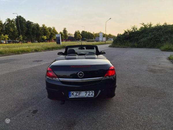 Black Opel Astra 2008 in Kaunas, with an engine capacity of 1.90 L and mileage of 308 thousand km for 1600 €, photo 5 on AUTOMOTO.COM.LV