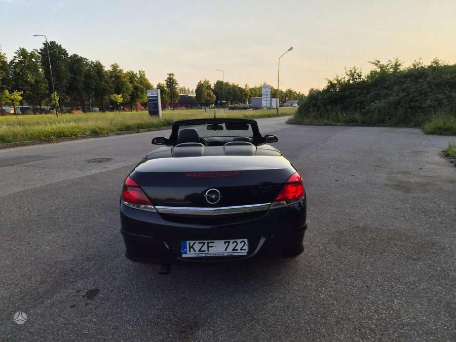 Black Opel Astra 2008 in Kaunas, with an engine capacity of 1.90 L and mileage of 308 thousand km for 1600 €, photo 6 on AUTOMOTO.COM.LV