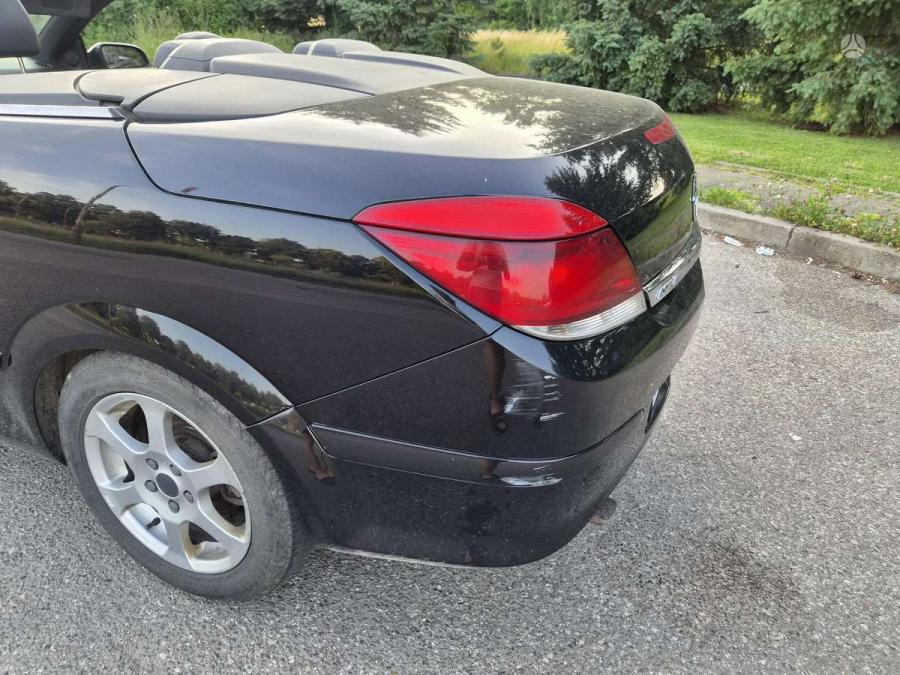 Black Opel Astra 2008 in Kaunas, with an engine capacity of 1.90 L and mileage of 308 thousand km for 1600 €, photo 7 on AUTOMOTO.COM.LV