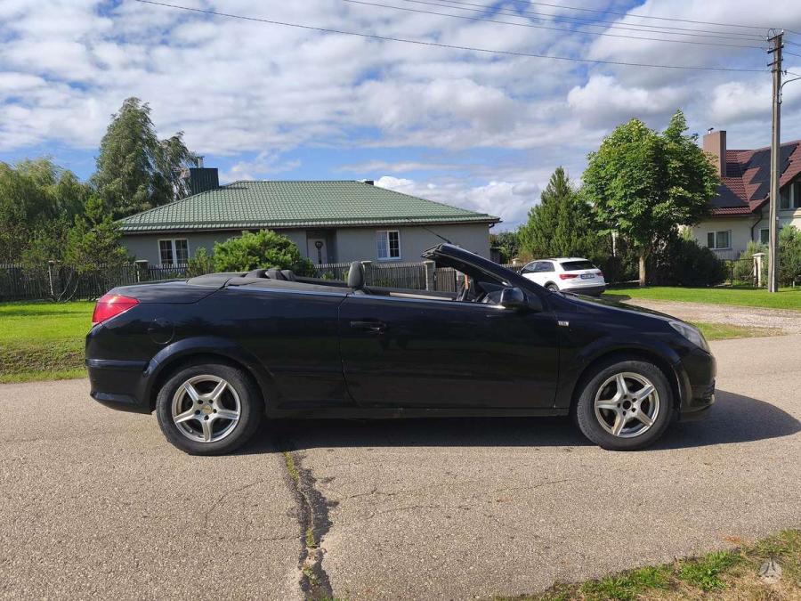 Black Opel Astra 2008 in Vilnius, with an engine capacity of 1.60 L and mileage of 259 thousand km for 1500 €, photo 3 on AUTOMOTO.COM.LV