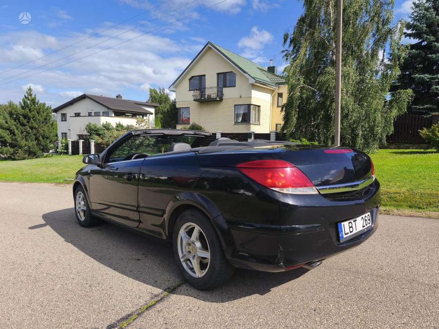 Black Opel Astra 2008 in Vilnius, with an engine capacity of 1.60 L and mileage of 259 thousand km for 1500 €, photo 6 on AUTOMOTO.COM.LV