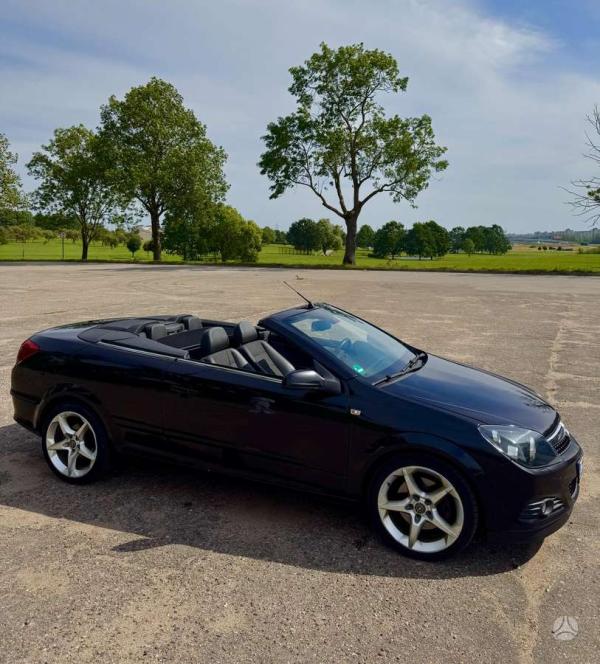 Black Opel Astra 2008 in Kaunas, with an engine capacity of 1.90 L and mileage of 311 thousand km for 2200 €, photo 1 on AUTOMOTO.COM.LV