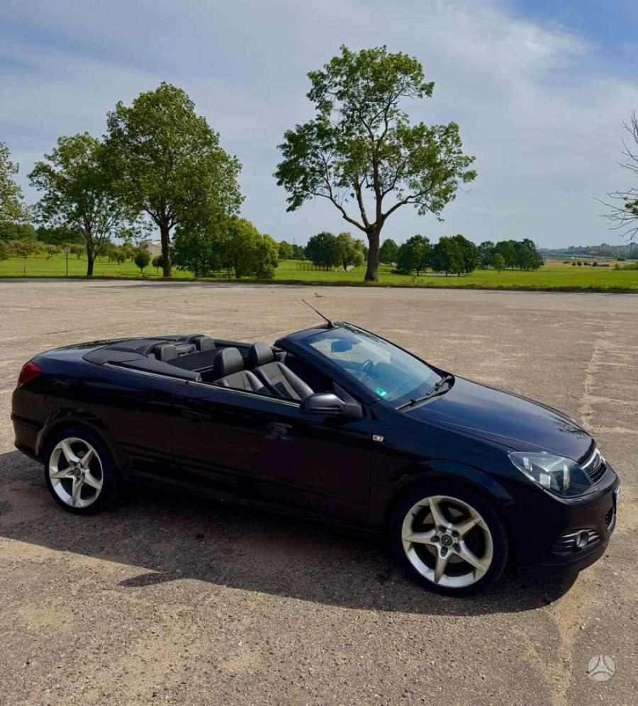 Black Opel Astra 2008 in Kaunas, with an engine capacity of 1.90 L and mileage of 311 thousand km for 2200 €, photo 1 on AUTOMOTO.COM.LV