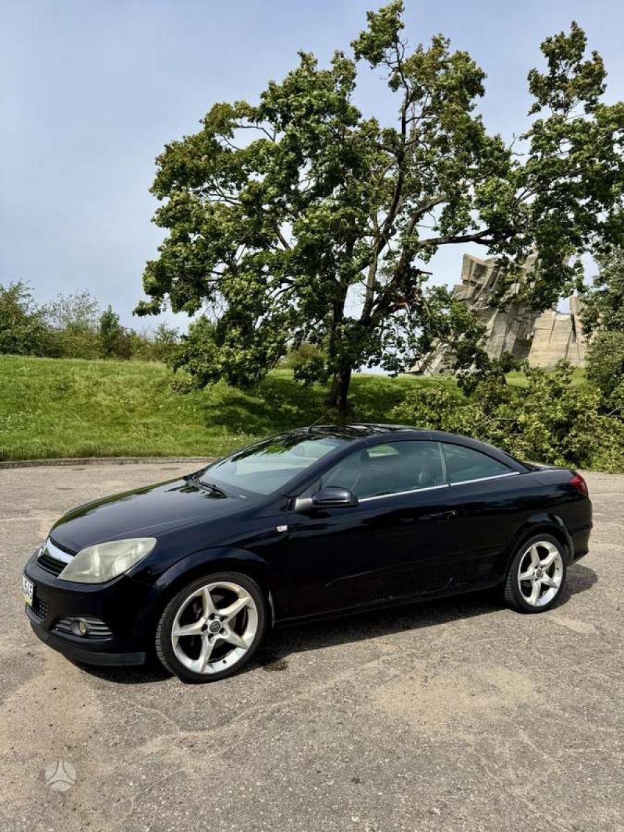 Black Opel Astra 2008 in Kaunas, with an engine capacity of 1.90 L and mileage of 311 thousand km for 2200 €, photo 4 on AUTOMOTO.COM.LV
