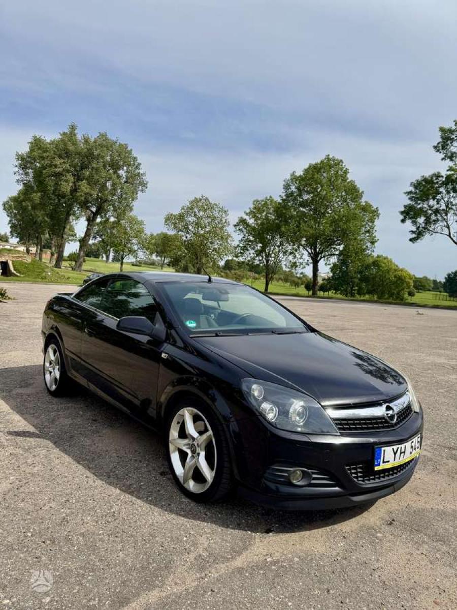 Black Opel Astra 2008 in Kaunas, with an engine capacity of 1.90 L and mileage of 311 thousand km for 2200 €, photo 5 on AUTOMOTO.COM.LV