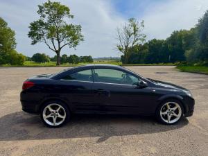 Black Opel Astra 2008 in Kaunas, with an engine capacity of 1.90 L and mileage of 311 thousand km for 2200 €, photo 6 on AUTOMOTO.COM.LV