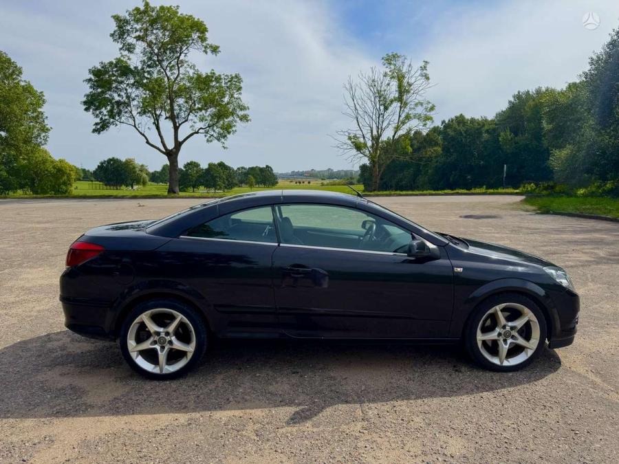 Black Opel Astra 2008 in Kaunas, with an engine capacity of 1.90 L and mileage of 311 thousand km for 2200 €, photo 6 on AUTOMOTO.COM.LV